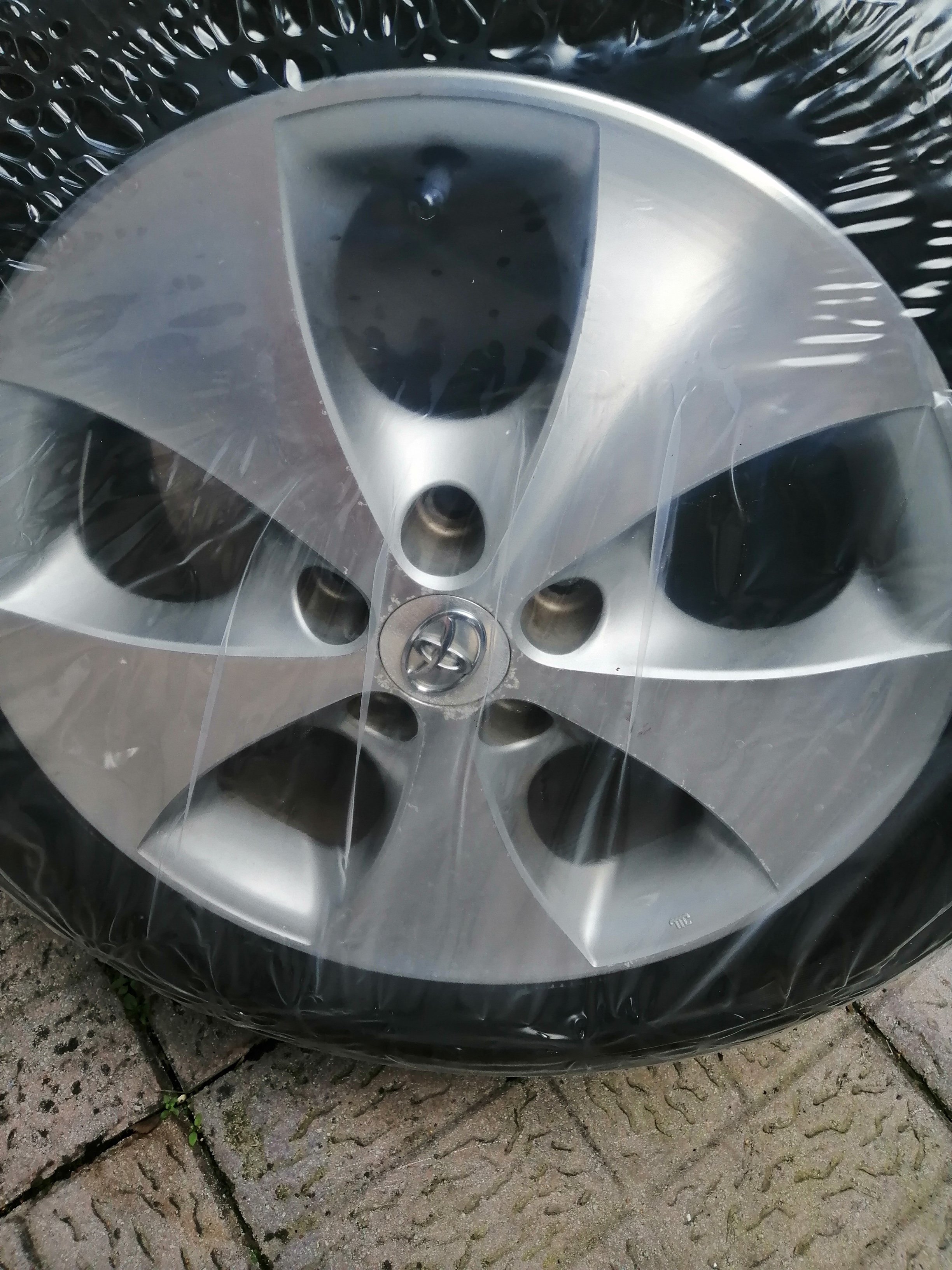 Alphard, great looking used Alloys with a matching set of barely used ...